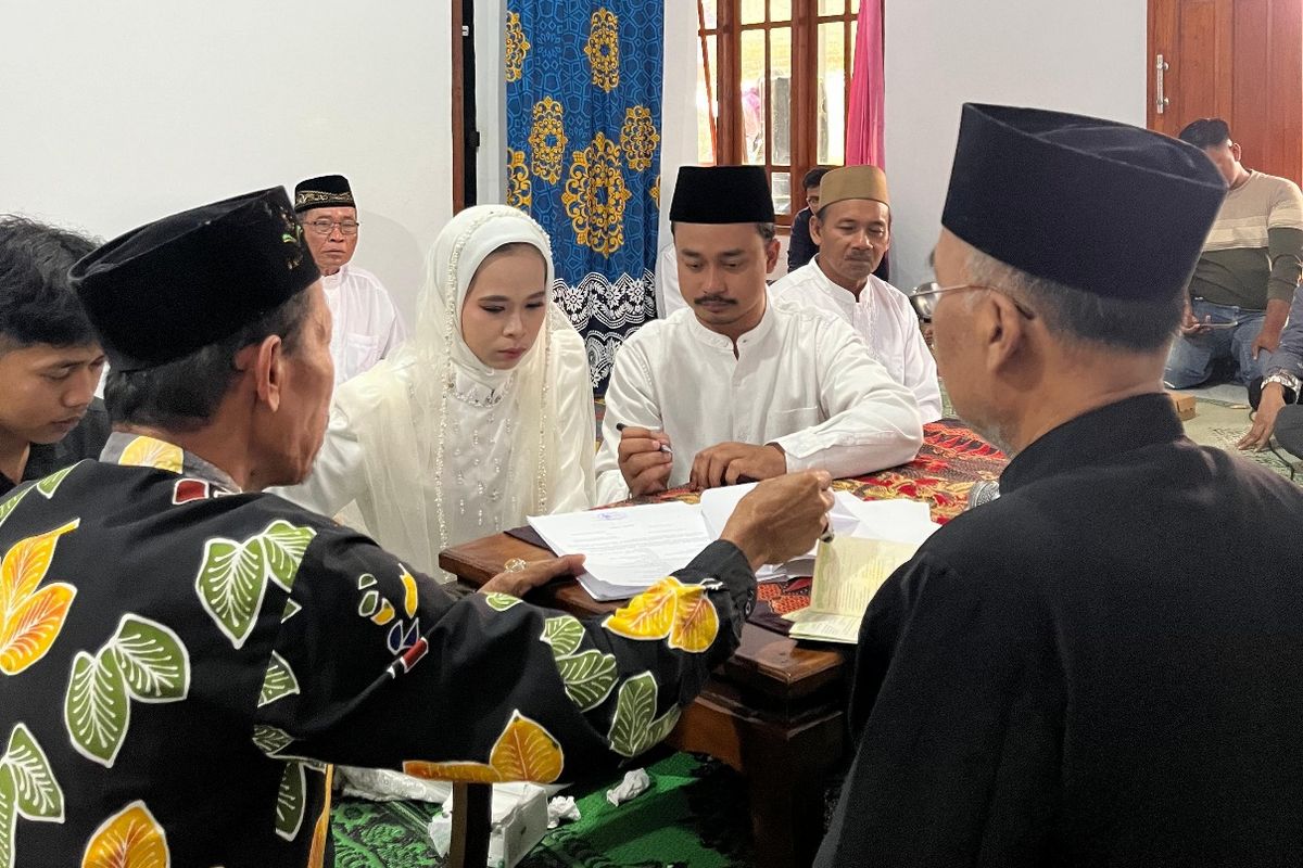 Penahanan Ditangguhkan, Aktivis Munif dan Dera Menikah di Madiun
