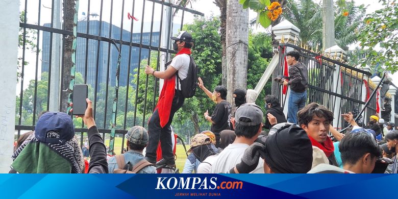 Usai Jebol Pagar Gedung DPR, Massa Terlibat Aksi Saling Lempar Batu dengan Polisi