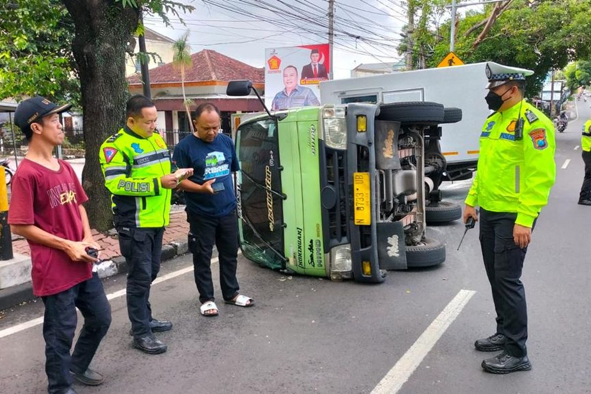 Truk Boks Muatan Es Batu Terguling di Kota Malang, Sopir Terluka
