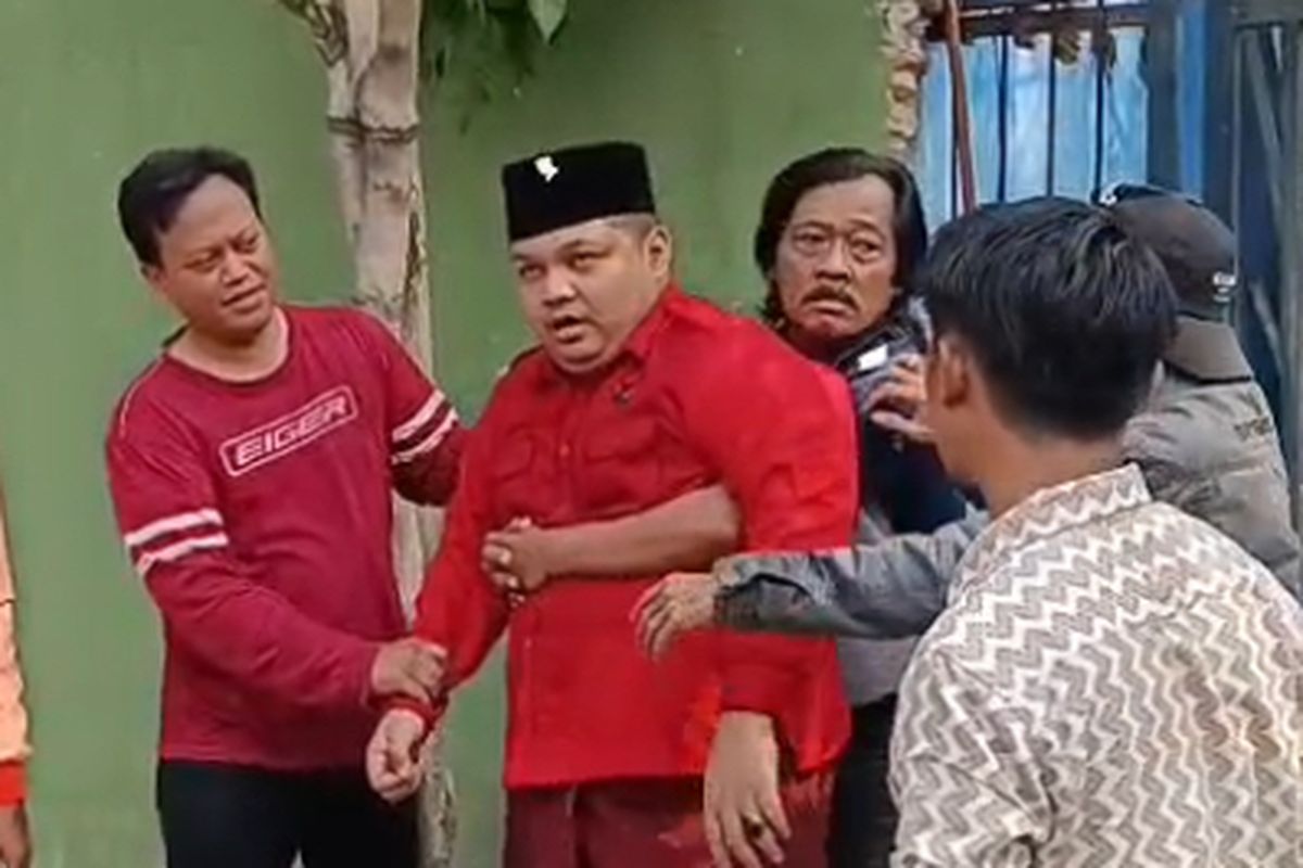 Achmad Hidayat, Kader PDIP Surabaya Nyaris Bakar Diri di Kantor DPC, Teriakkan Nama Armuji