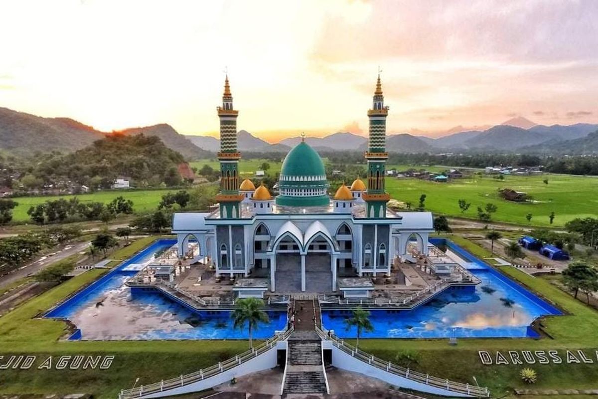 Melihat Kemegahan Masjid Agung Darussalam di Sumbawa Barat, Dikelilingi ...