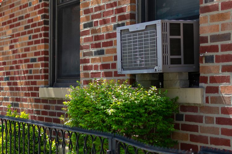 Cara Membersihkan AC Jendela agar Bekerja Optimal Saat Cuaca Panas