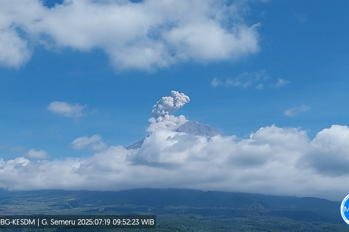 Kembali Meletus, Gunung Semeru Keluarkan Asap Tebal