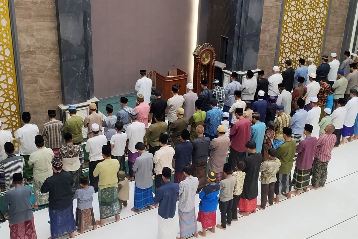 Tarawih Pertama Muhammadiyah, Anak-anak di Bangkalan Antusias Berburu ...