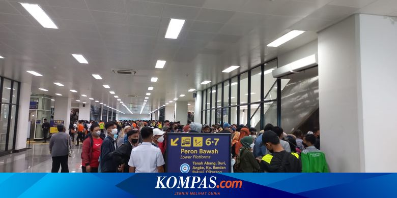 Hari Pertama Perubahan Rute KRL, Penumpang Berjubel di Stasiun Manggarai