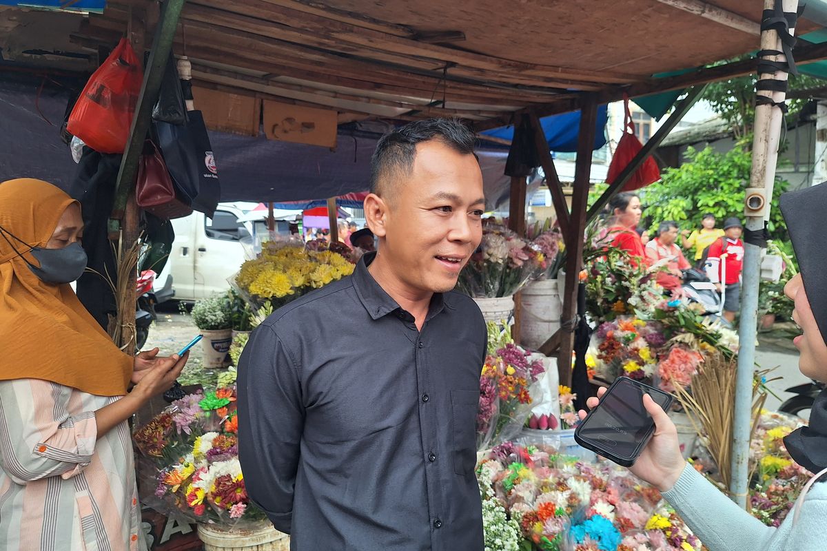 Omzet Melonjak, Pedagang Bunga Depan Vihara Dharma Bhakti Raup Untung ...