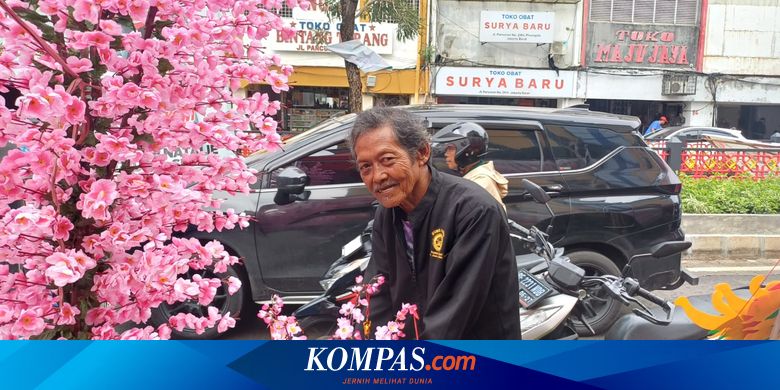 Rangkaian Indah Bunga Mei Hwa di Pecinan Glodok yang "Mekar" di Tangan ...