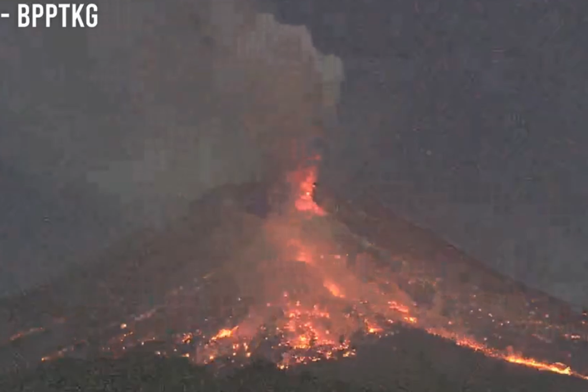 Gunung Merapi Luncurkan Awan Panas Guguran 2 Kilometer ke Arah Kali Sat ...