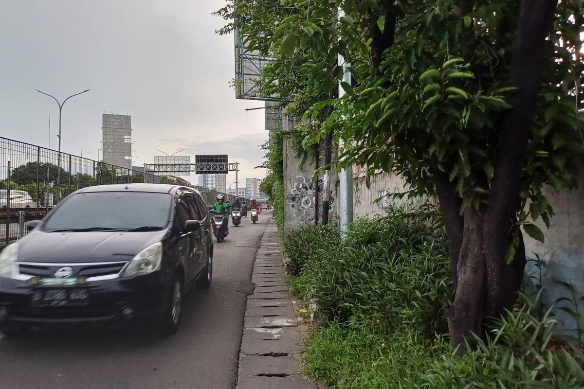 Langkah Berbahaya di Jalan Arjuna Utara Jakbar, Pejalan Kaki Bertaruh ...