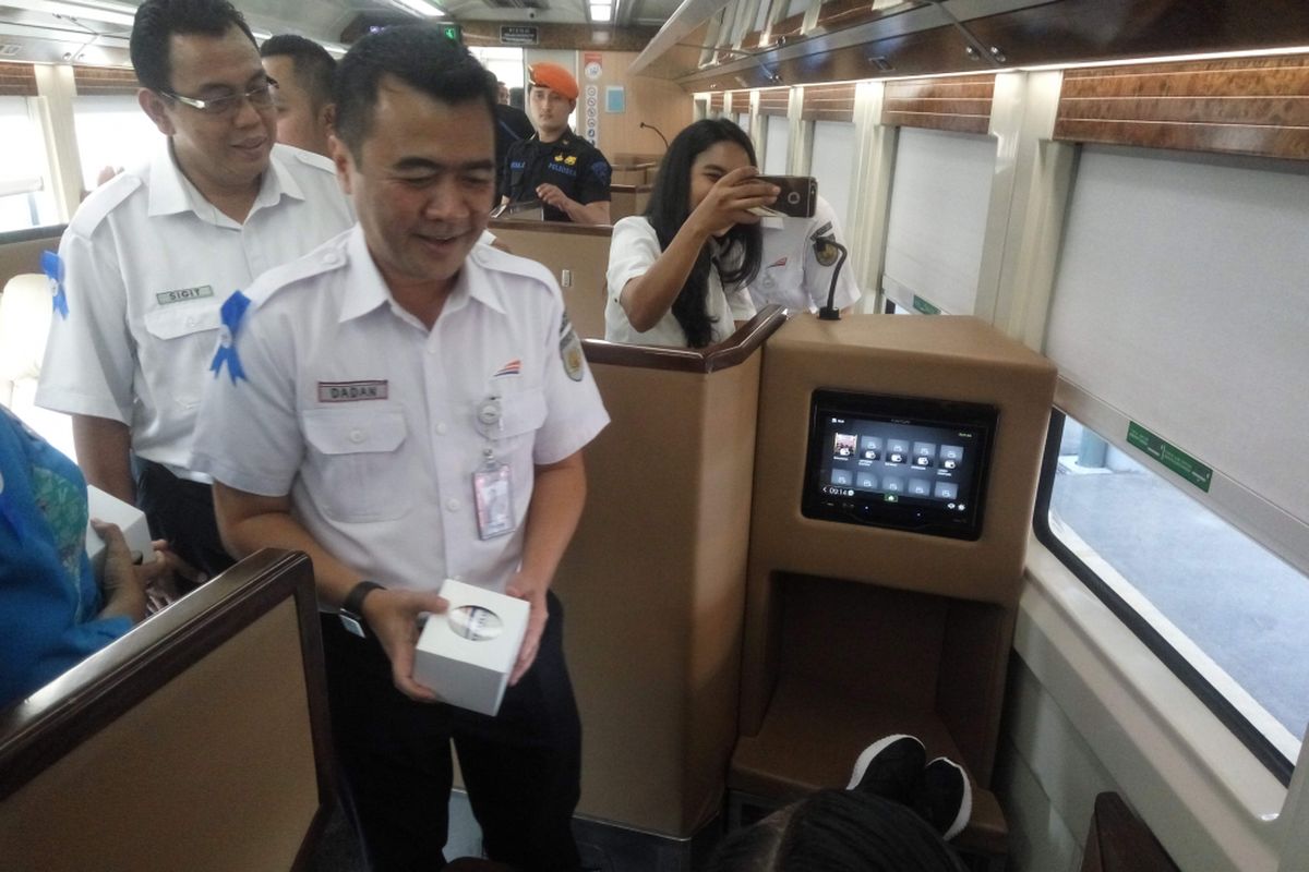 Hari Pelanggan Nasional, PT KAI Bagi-bagi Ratusan Suvenir