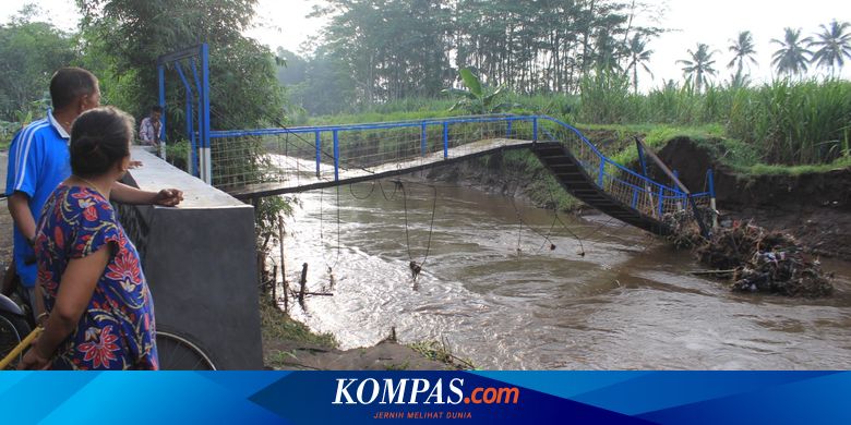 Jembatan di Dusun Biting Lumajang Ambruk Usai Diterjang Banjir, Mobilitas Warga Terganggu