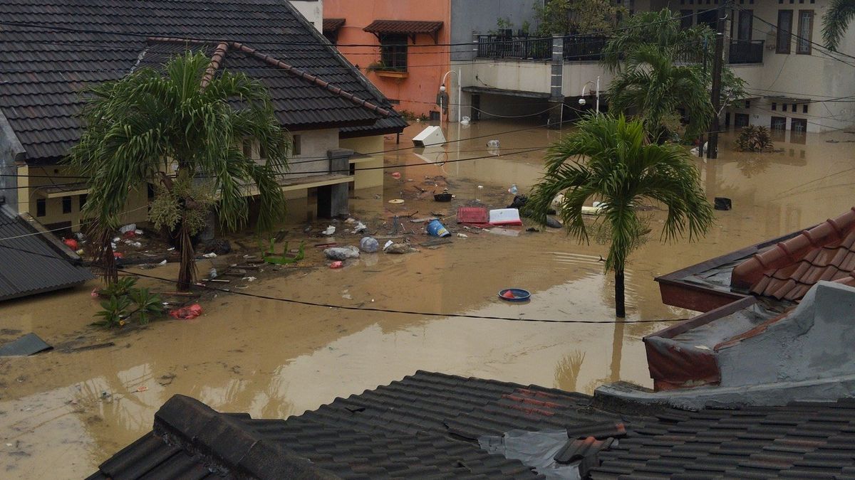 20 Titik Dilanda Banjir Bekasi, Air Capai Atap Rumah, Warga Terpaksa ...