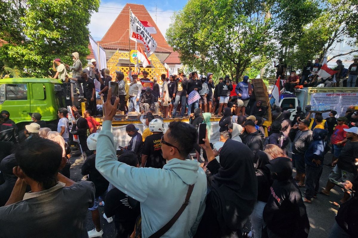 Update Demo Pati 19 September: Massa Menyemut di Gedung DPRD, Tuntut ...