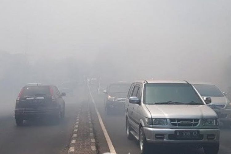 Jalur Surabaya-Malang di Pasuruan Diselimuti Asap Tebal