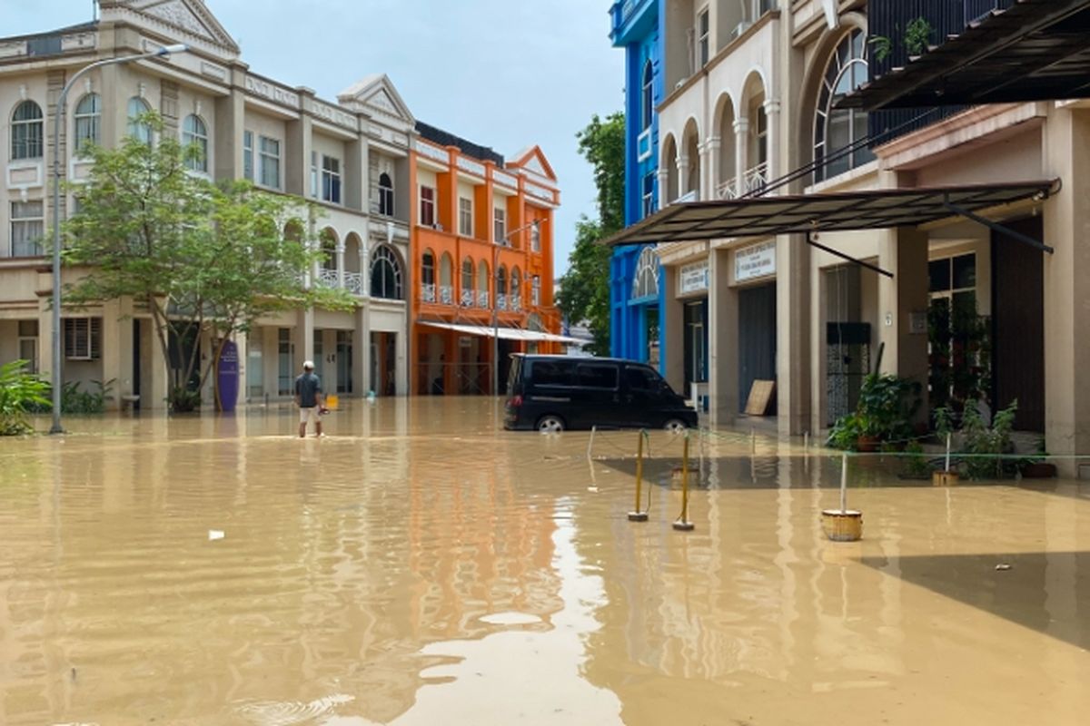 Mobilnya Terendam Banjir di Grand Galaxy City, Pemilik Ruko: Kaget Bisa ...