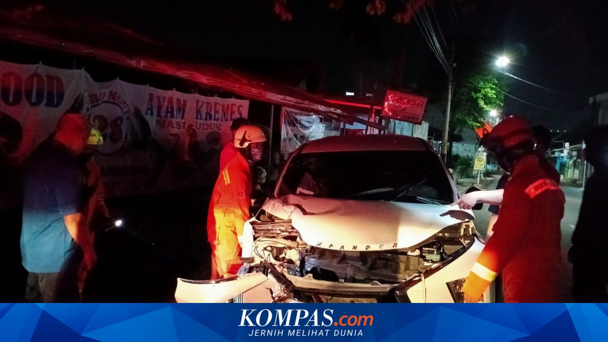 Mobil Xpander Ringsek Bagian Depan Setelah Tabrak Pohon di Pasar Rebo