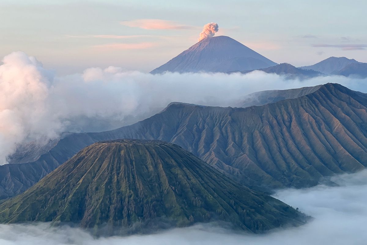 Viral Video Paralayang di Gunung Bromo, Pelaku Terancam Sanksi Adat