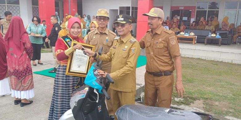 Bagai Kena Prank: Bidan di Polewali Mandar Kecewa Hadiah Motor Ditarik ...