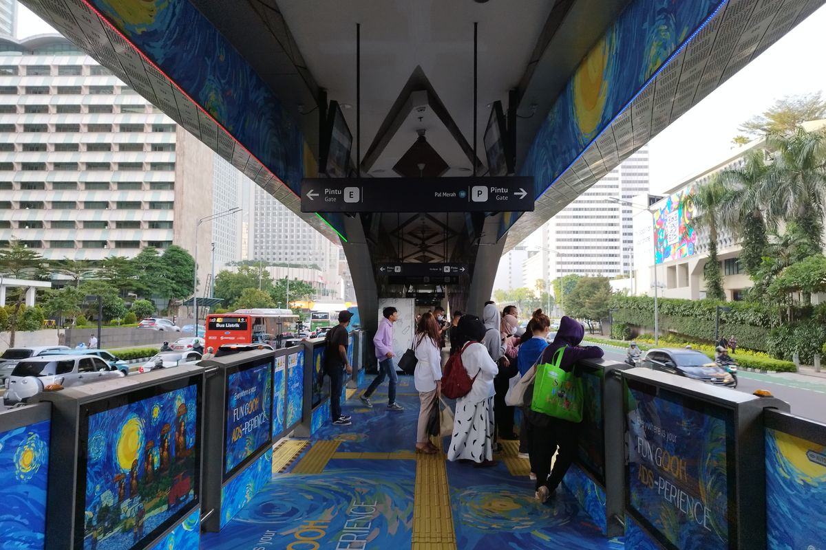 Karya Van Gogh Hiasi Halte Transjakarta Tosari