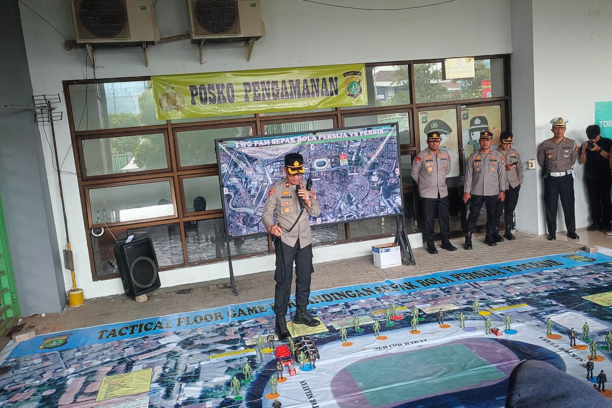 Perketat Keamanan Laga Persija Vs Persib, Petugas Periksa Atribut dan ...