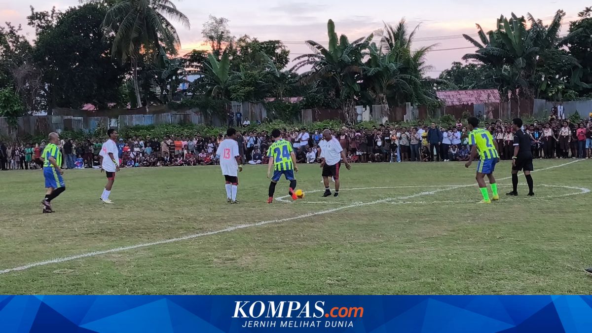 Wapres Gibran Main Bola Bareng Warga Manokwari, Pakai Jersey PS Kasuari ...