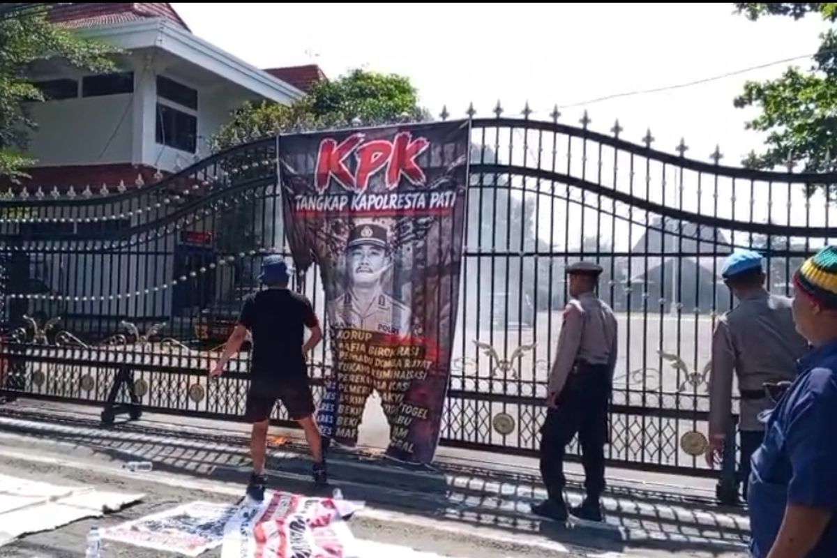 Demo Tambang Diwarnai Pembakaran Banner Kapolresta Pati, Koordinator ...