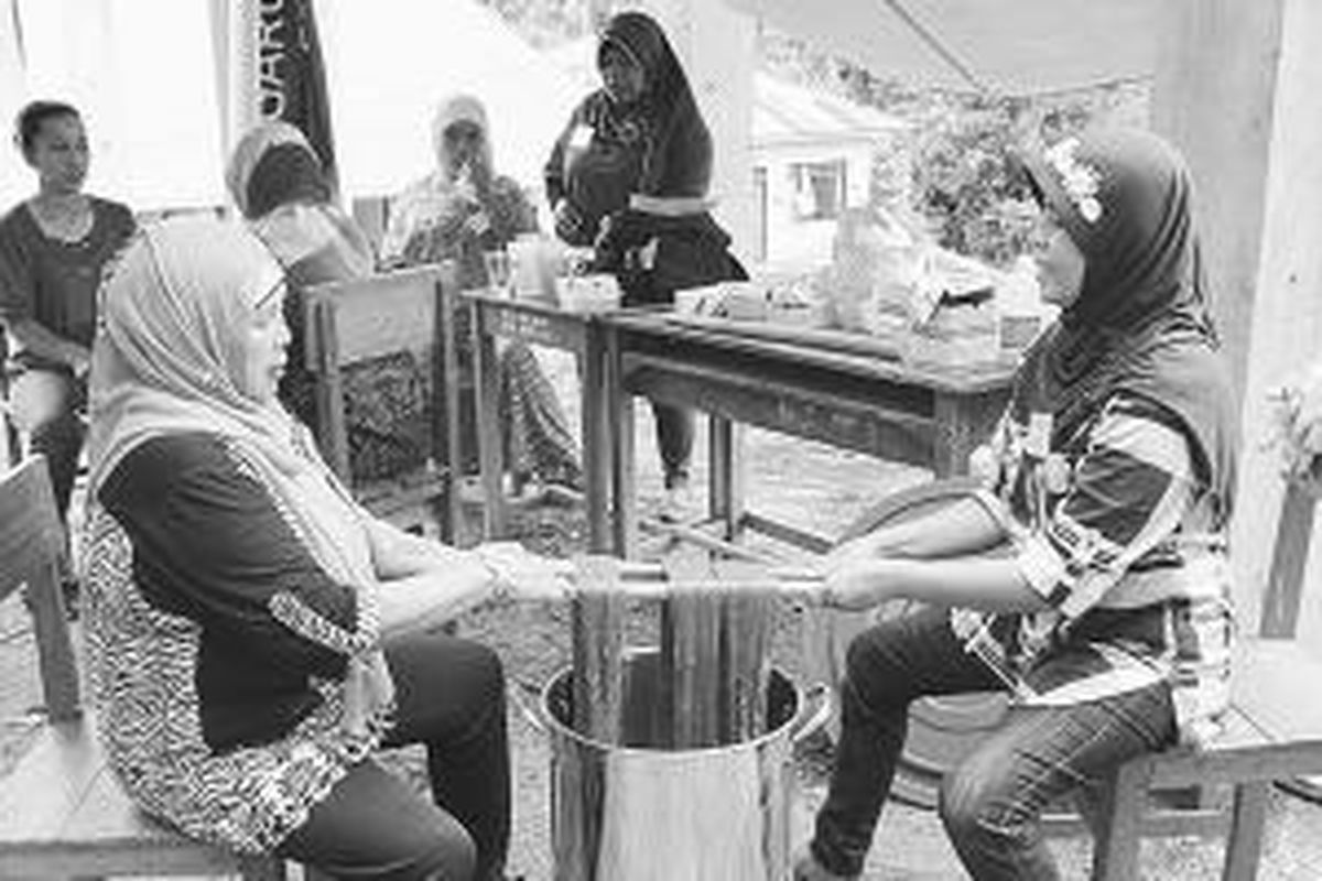 Songket Halaban, Menawar Godaan Ekonomi