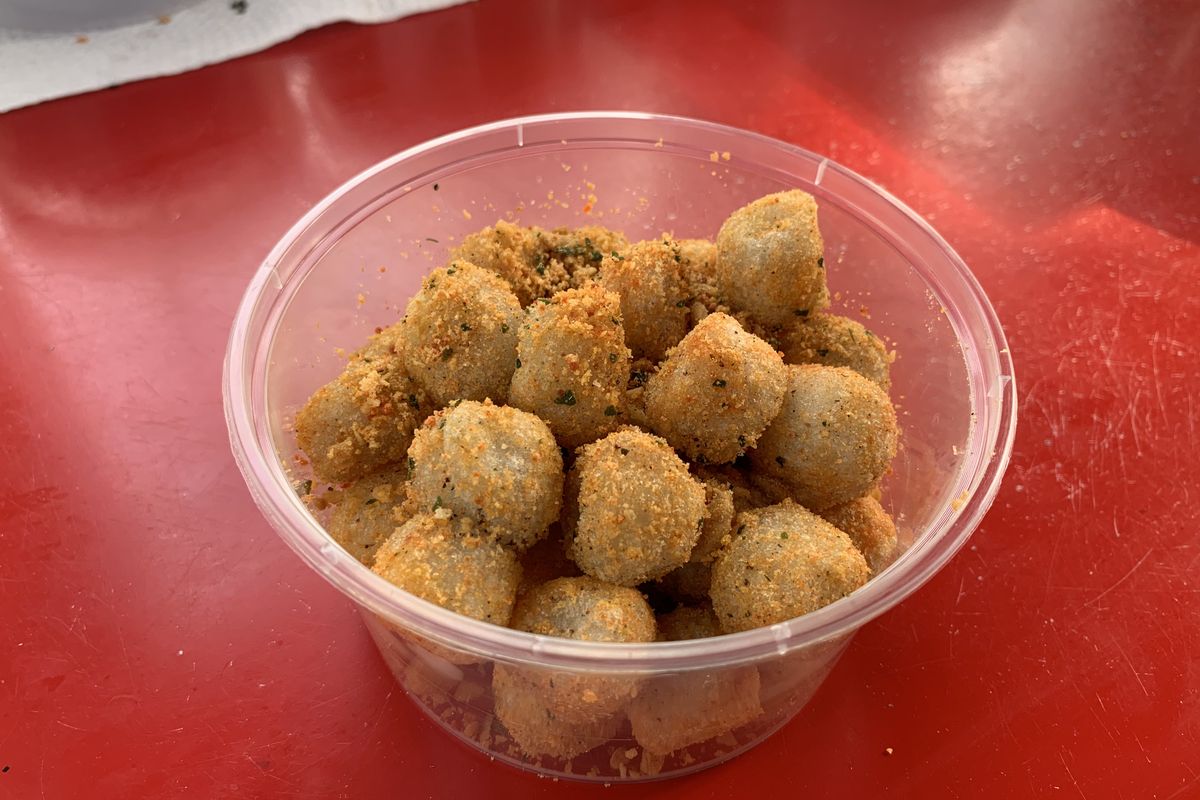 Bernadya Suka Makan Cimol Bojot AA, Apa Varian Rasa Favoritnya?