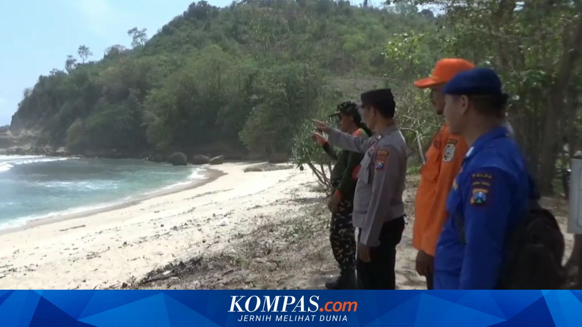 Wisatawan Tersapu Ombak Saat Berfoto di Tebing Pantai Sanggar