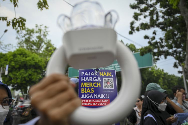 Foto : Saat K-Popers Turun ke Jalan Tolak PPN 12 Persen...