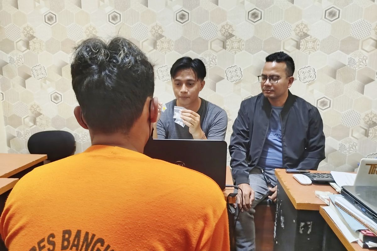 Endus Kedatangan Petugas, Pengedar Sabu Kunci Pintu Kamar Lalu Sembunyi ...