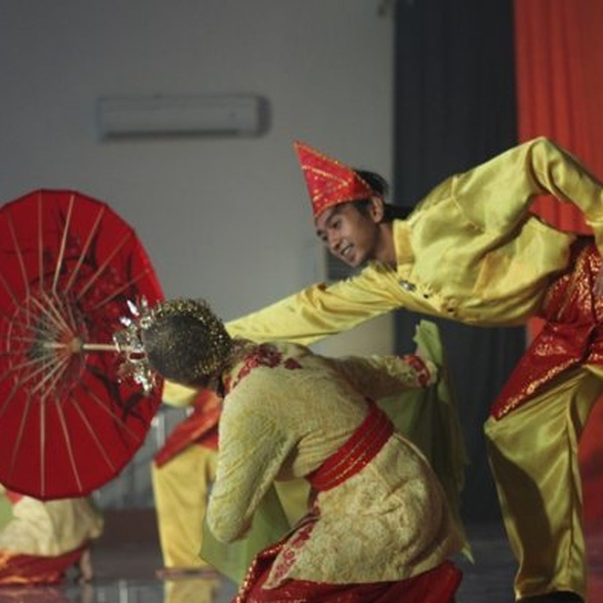 Tari Payung Properti
