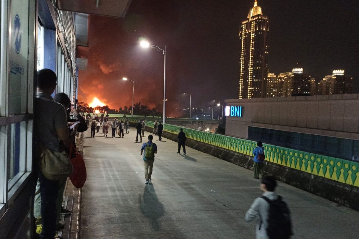 Kebakaran Pasar Taman Puring, Penumpang Transjakarta Berhamburan Susuri Jalan Layang