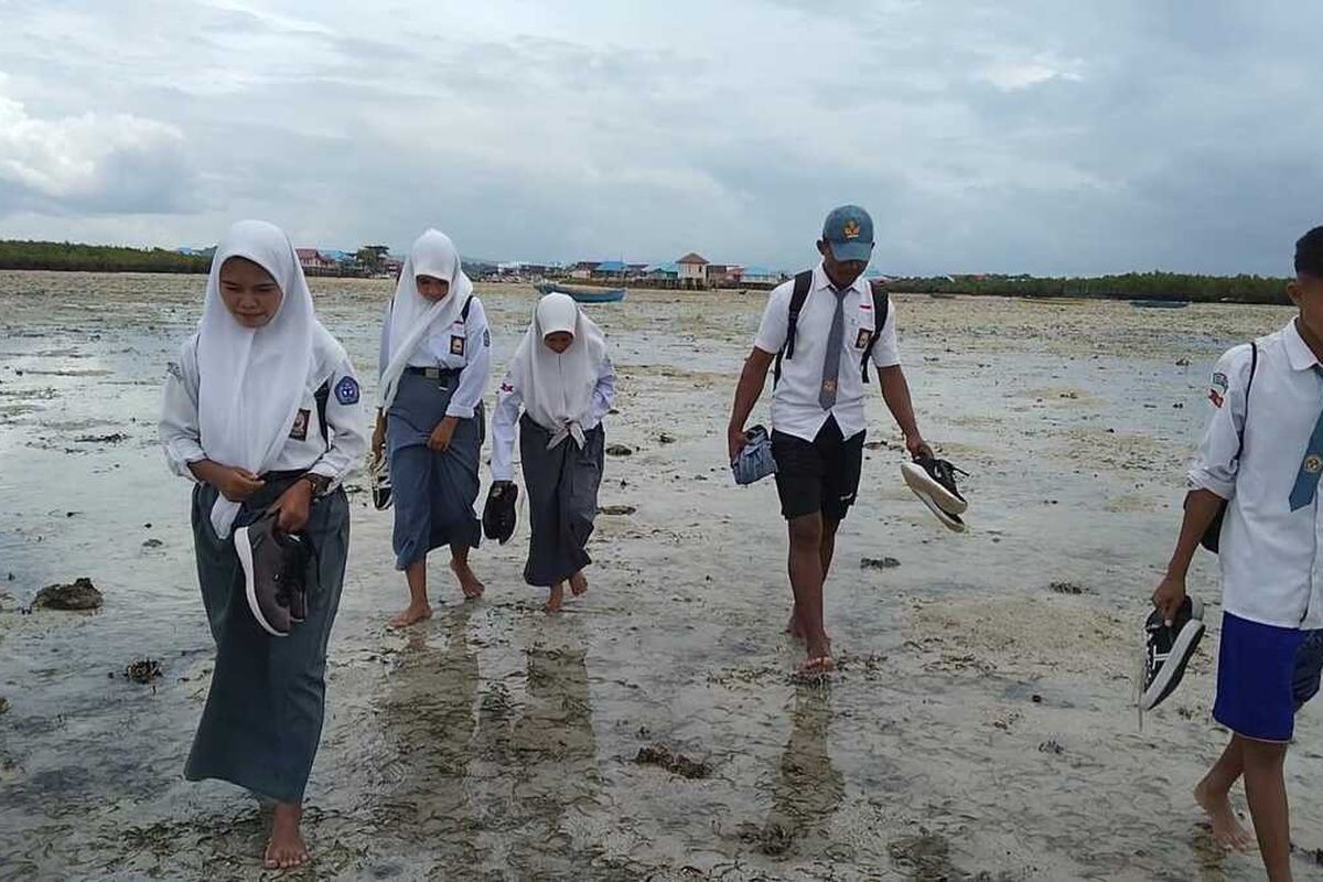 Kisah Perjuangan Siswa SMA di Bontu-Bontu demi Pendidikan, Seberangi Lautan, Lepas Sepatu dan ...