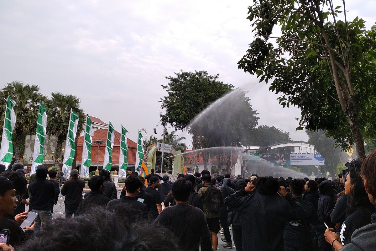 Demo Tolak UU TNI di Surabaya Ricuh, Terjadi Pelemparan Bom Molotov