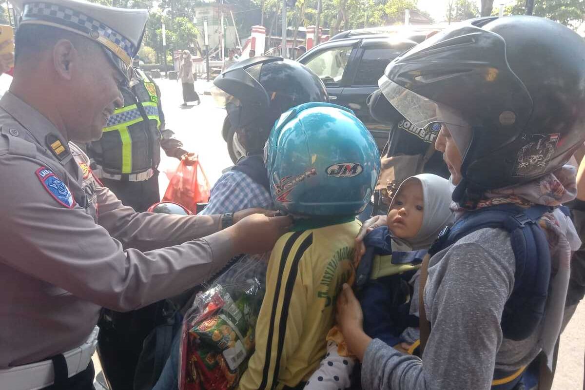 Bukan Ditilang, Pengendara Motor di Jombang Justru Dapat Hadiah Saat Terjaring Operasi Patuh
