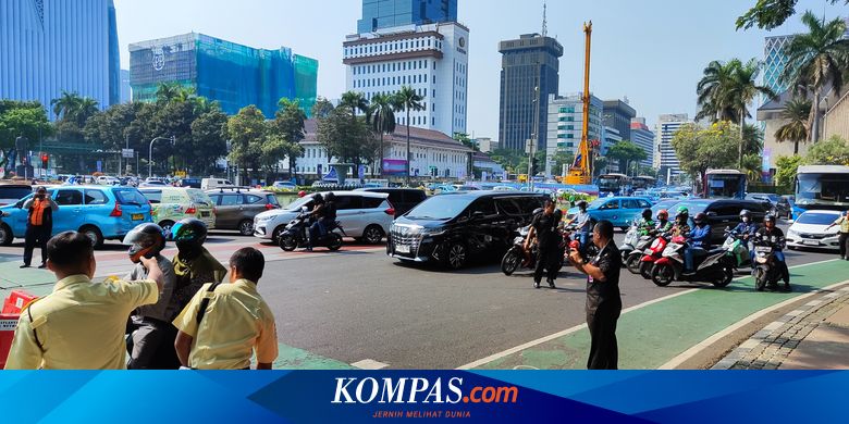 Ada Demo Buruh di Patung Kuda, Jalan Merdeka Barat Arah Harmoni Ditutup