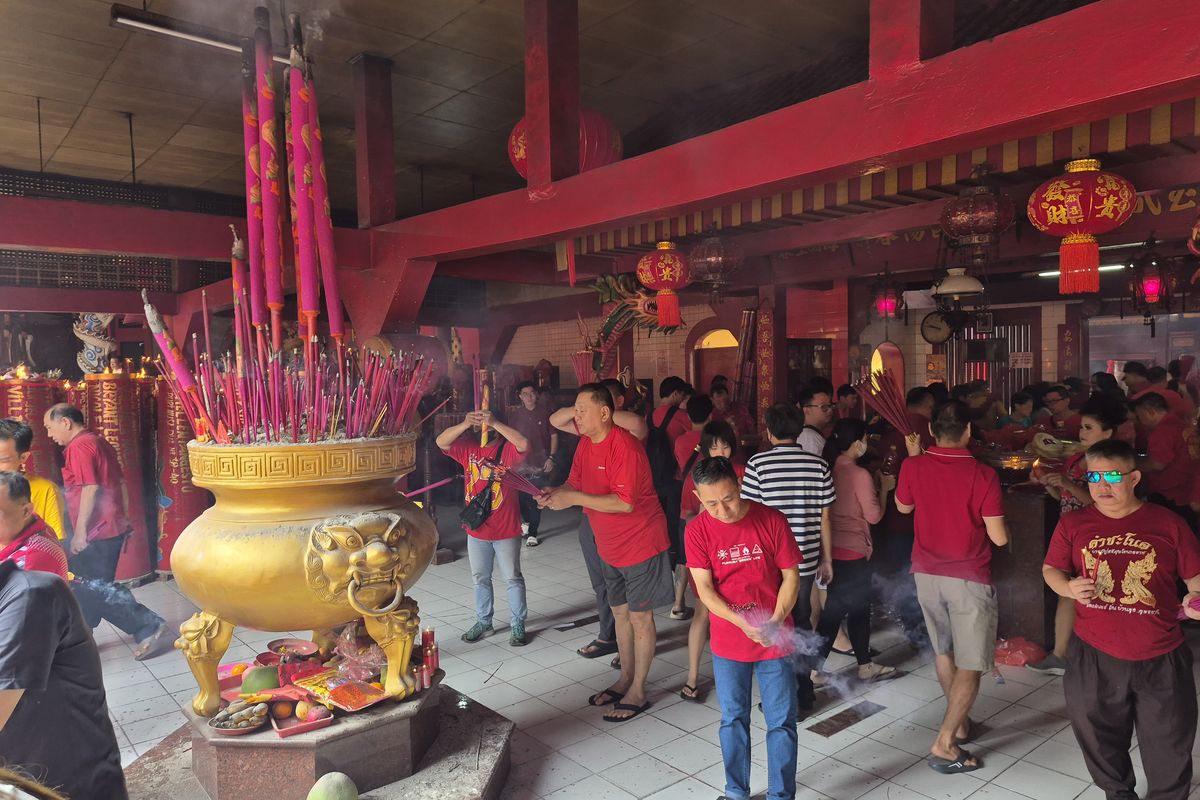 Perayaan Imlek di Vihara Bahtera Bhakti: Ada Doa dan Mereka yang ...