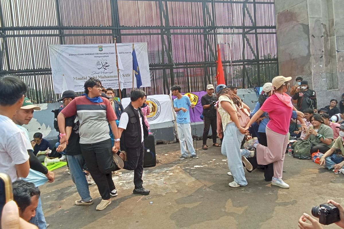 Demo di Depan DPR, Mahasiswa Main Permainan Tradisional hingga Makan ...