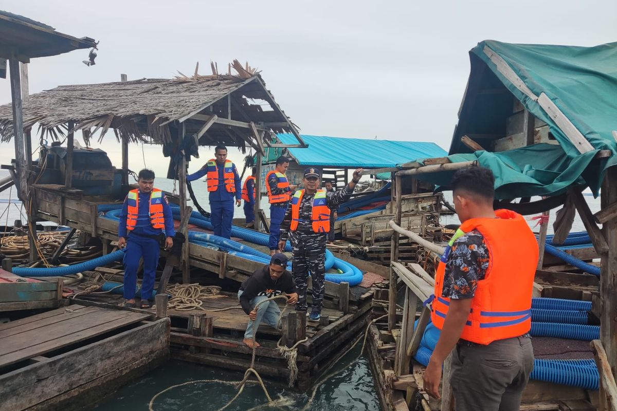 13 Ponton Timah Ilegal di Teluk Inggris Ditertibkan, Polisi Ultimatum ...