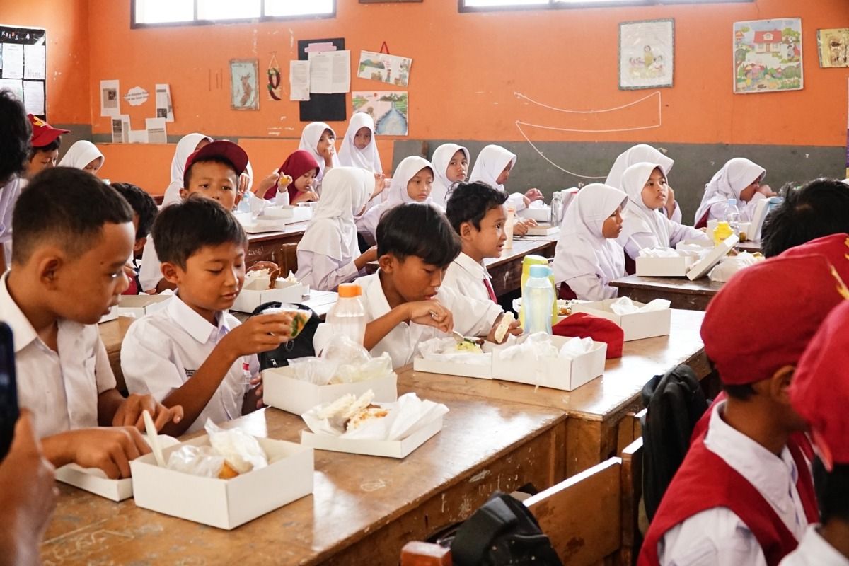 Uji Coba Makanan Bergizi Gratis di Bandung, 180 Siswa Terima Nasi Boks ...