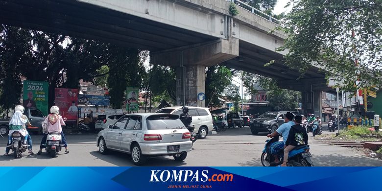 2 Bus TNI AL Terobos Palang Pelintasan Kereta Api di Kota Malang ...