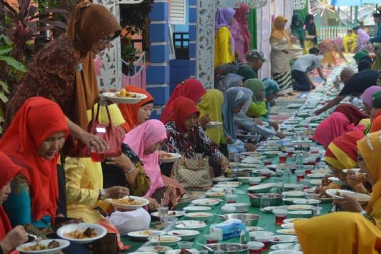 Foto : Apa Itu Tradisi Makan Saprahan di Pontianak? Halaman 2