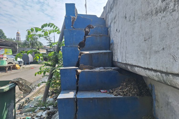 Foto : Tangga Tanggul Rusak, Nelayan di Cilincing Buat Akses Darurat ...