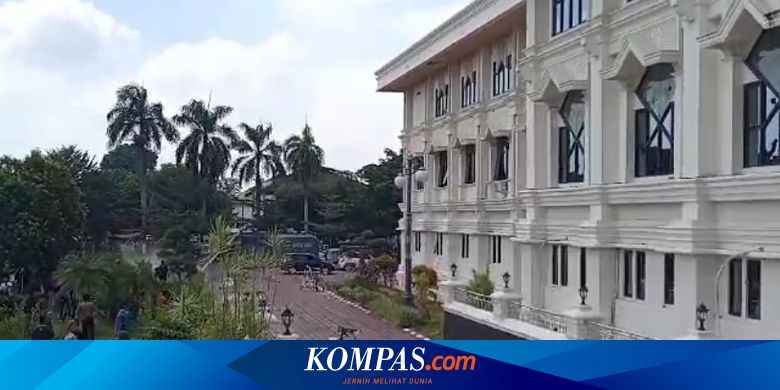 Demo Sopir Truk Batu Bara di Kantor Gubernur Jambi Ricuh, Kaca Jendela ...