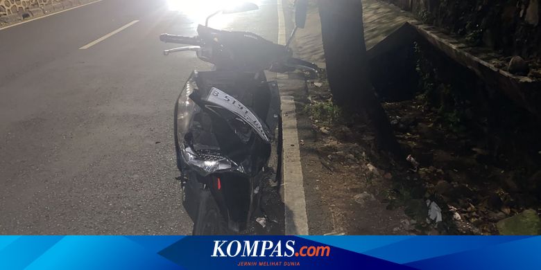 Hilang kendali, Pengendara Motor Tabrak Pohon di Pasar Minggu
