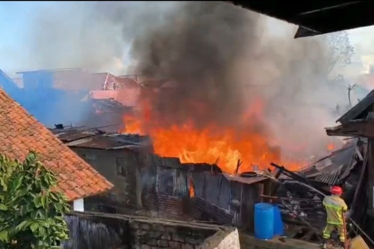 Kawasan Padat Penduduk di Palembang Terbakar, 6 Rumah Hangus
