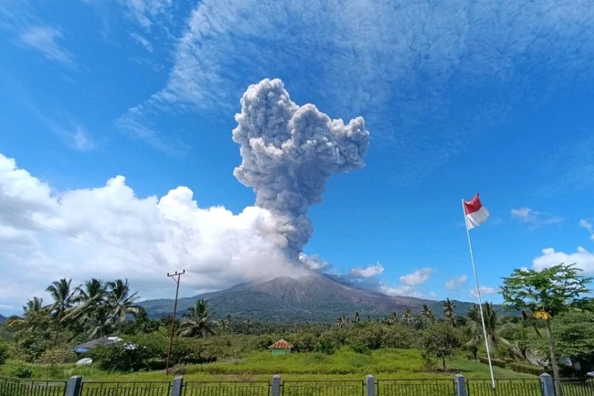 Gunung Lewotobi Meletus, Sejumlah Wilayah di Flores Timur Dilanda Hujan Abu Vulkanik