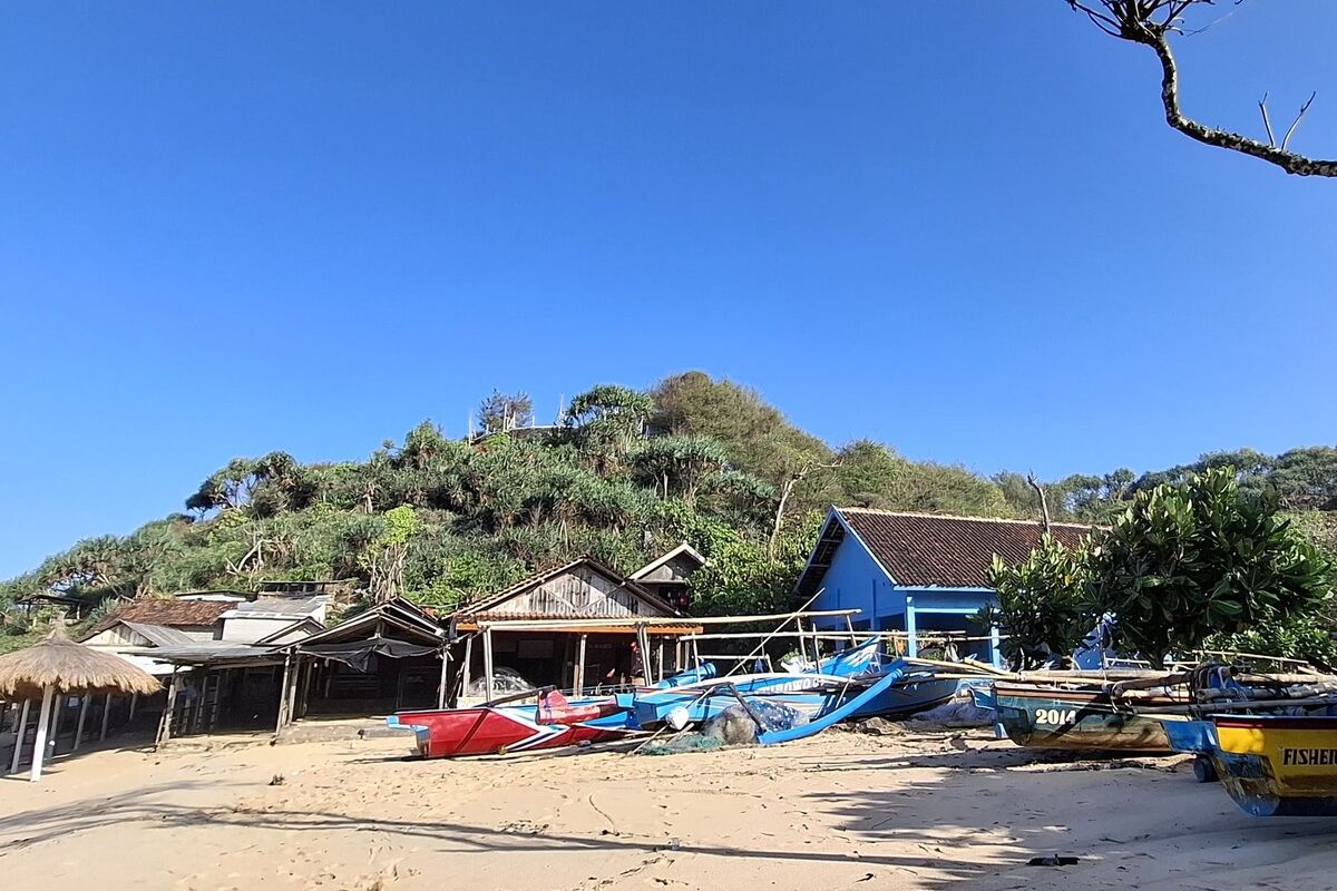 Gelombang Tinggi Rusak Sejumlah Perahu Nelayan di Pantai Selatan ...