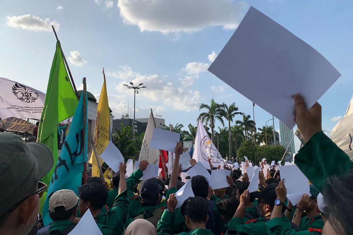 Mahasiswa Bentangkan Kertas Putih saat Demo di DPR: Simbol Perlawanan ...